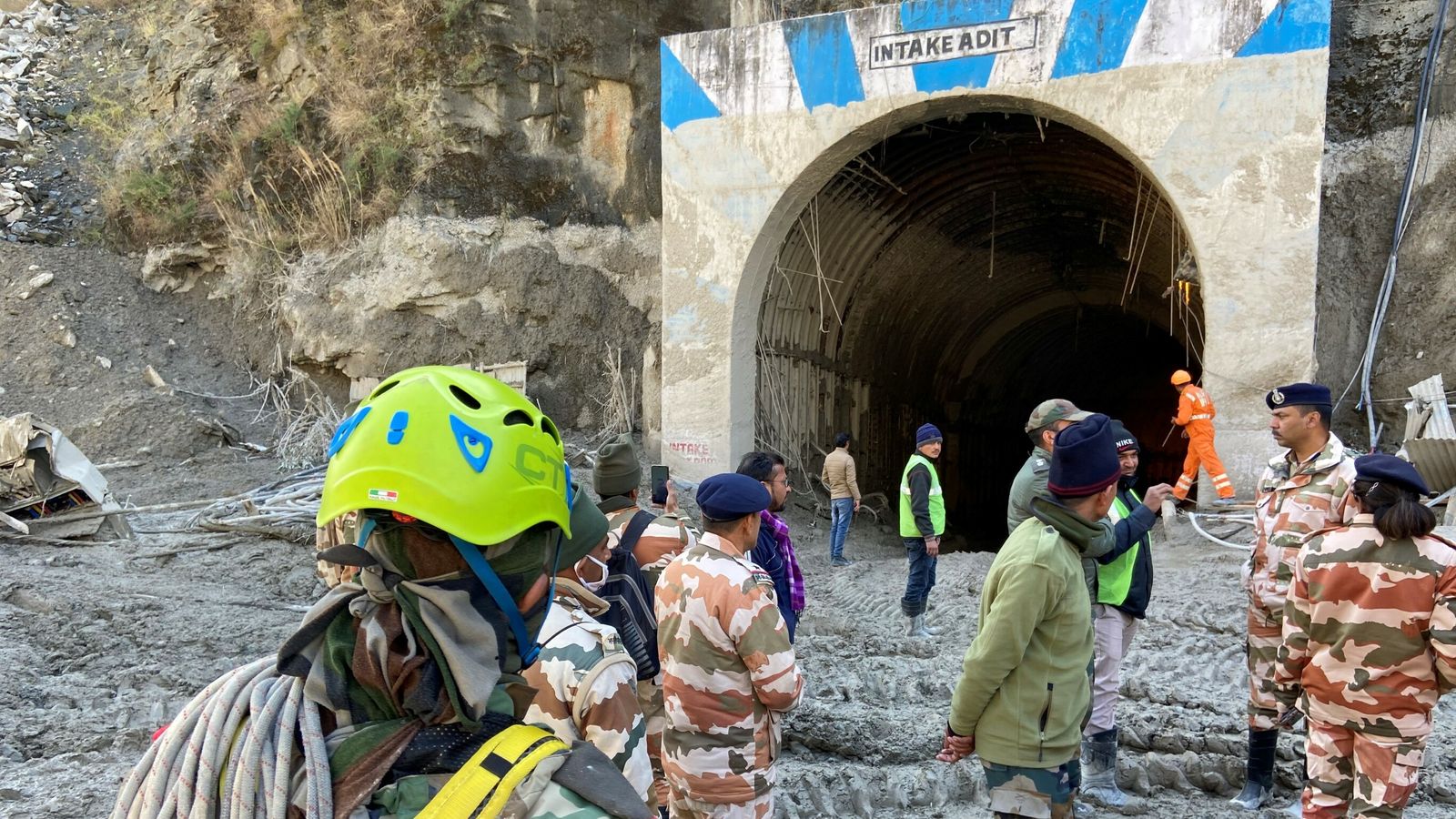 Rescue effort for workers trapped in tunnel | World News | Sky News