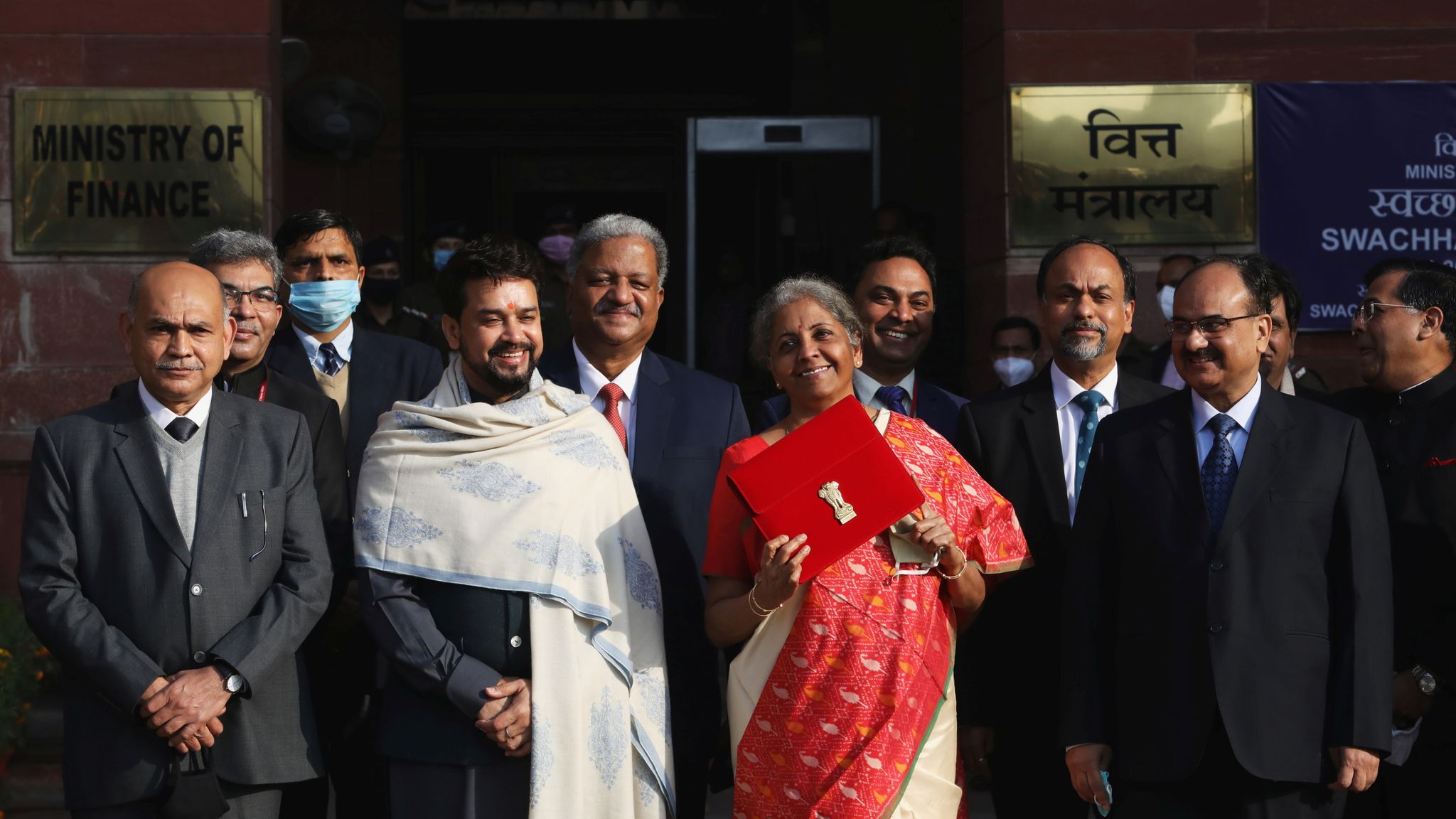 India protests: Police block roads into New Delhi to stop farmers ...