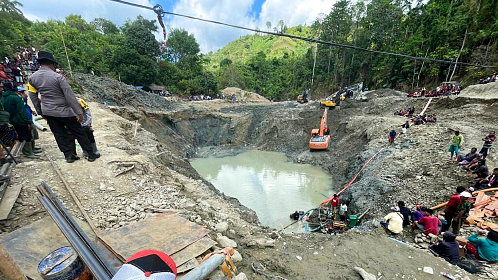 Indonesia: Six killed and one missing after illegal gold mine collapses ...