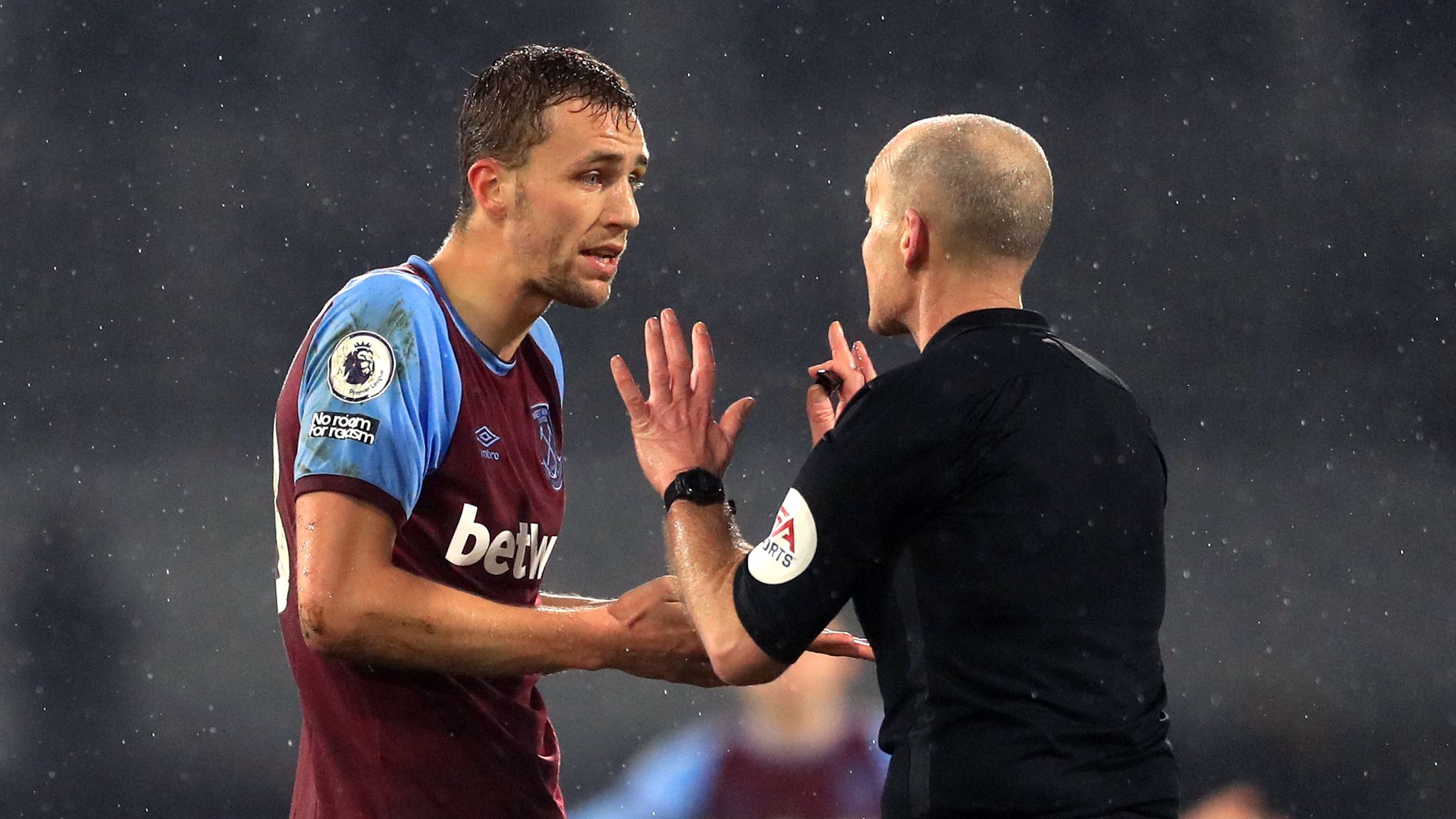 Mike Dean: Police investigating death threats sent to Premier League ...