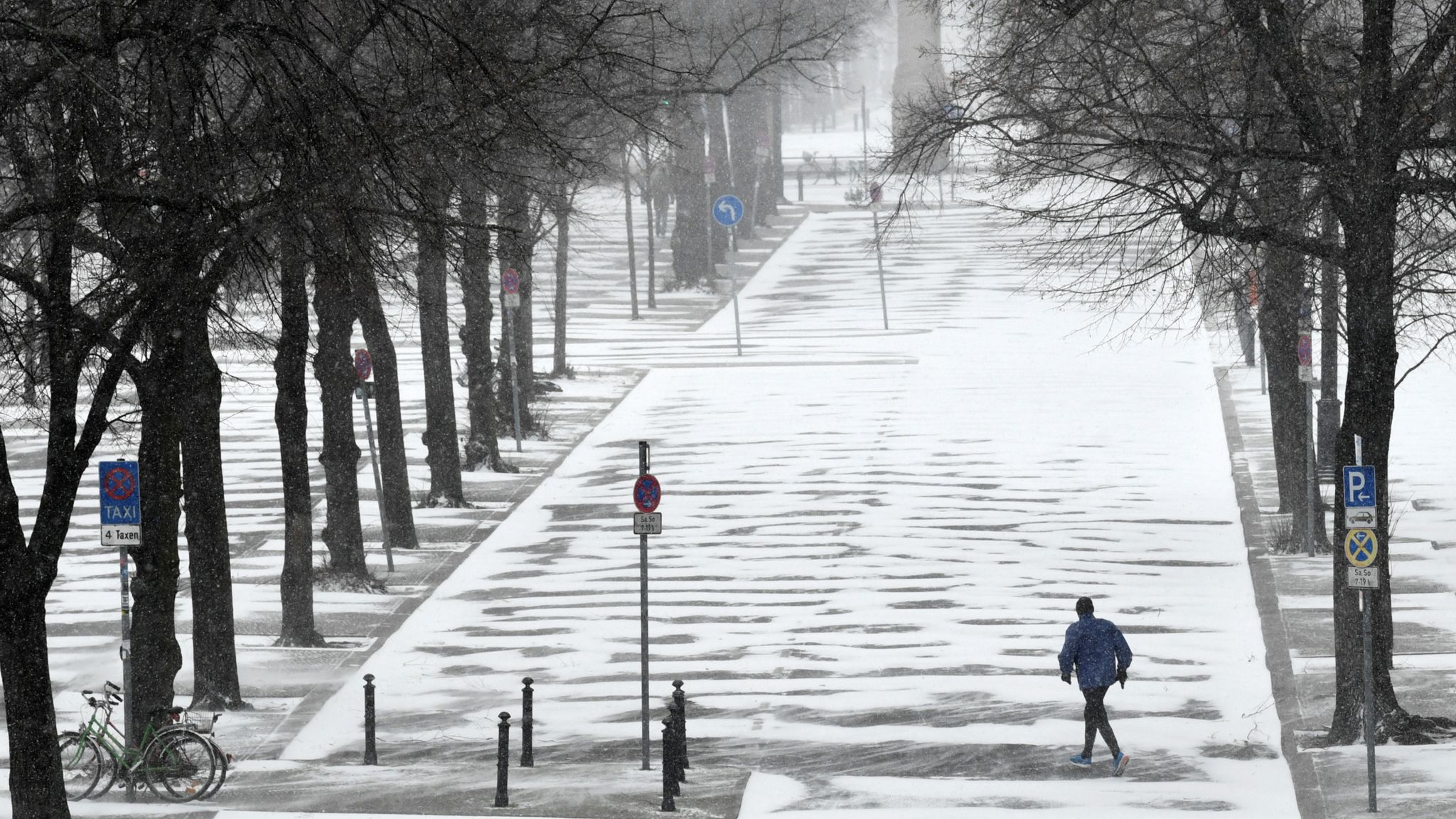 Netherlands issues 'code red' alert as heavy snow closes COVID testing ...