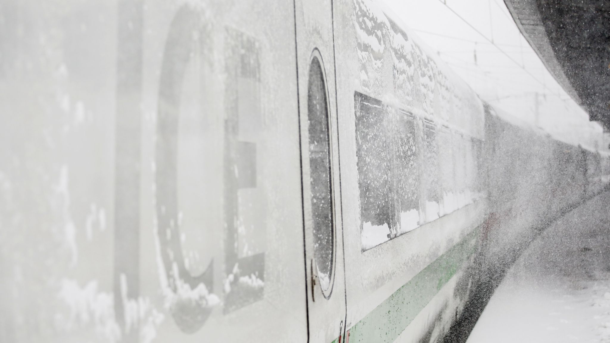 Netherlands issues 'code red' alert as heavy snow closes COVID testing ...