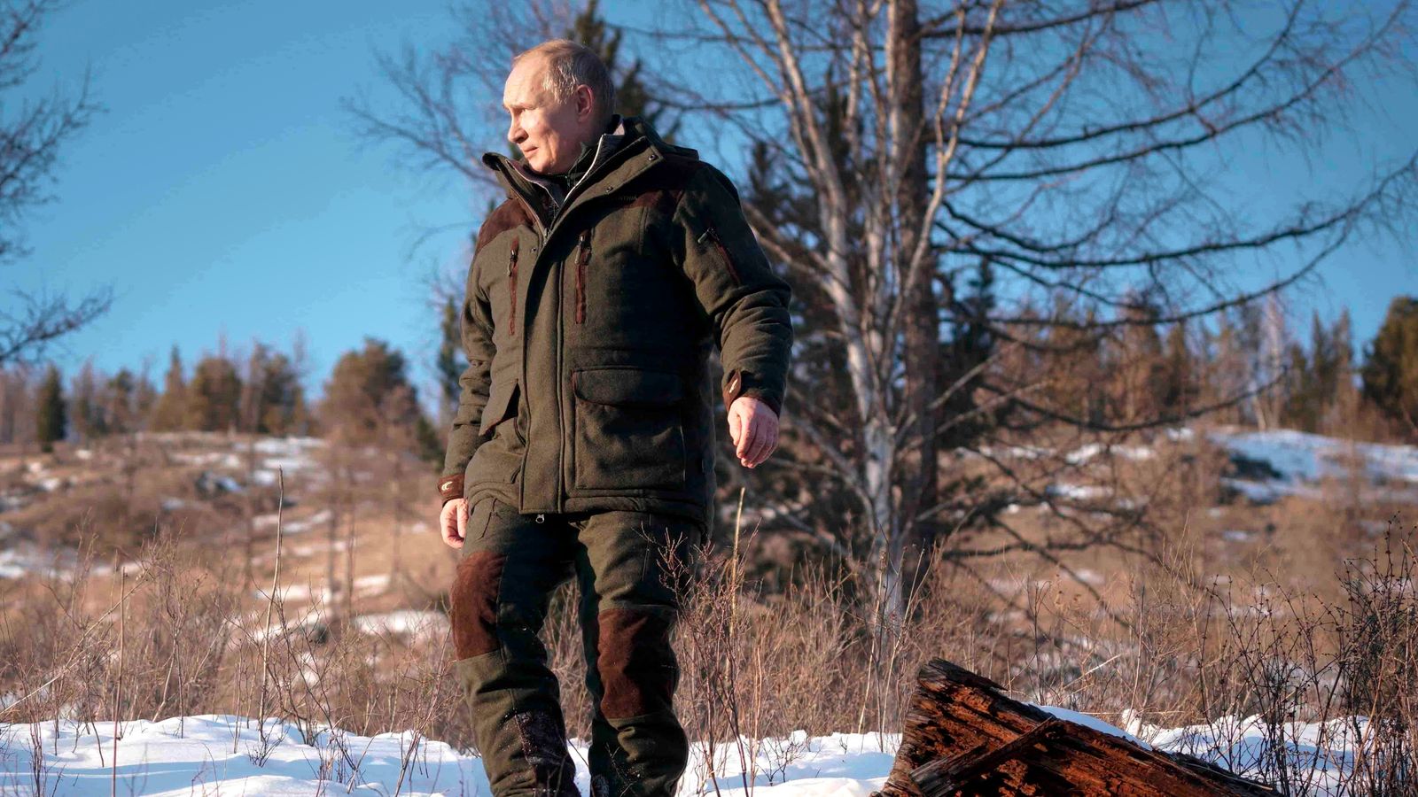 Vladimir Putin poses in sheepskin on snowy Siberian retreat as tensions ...