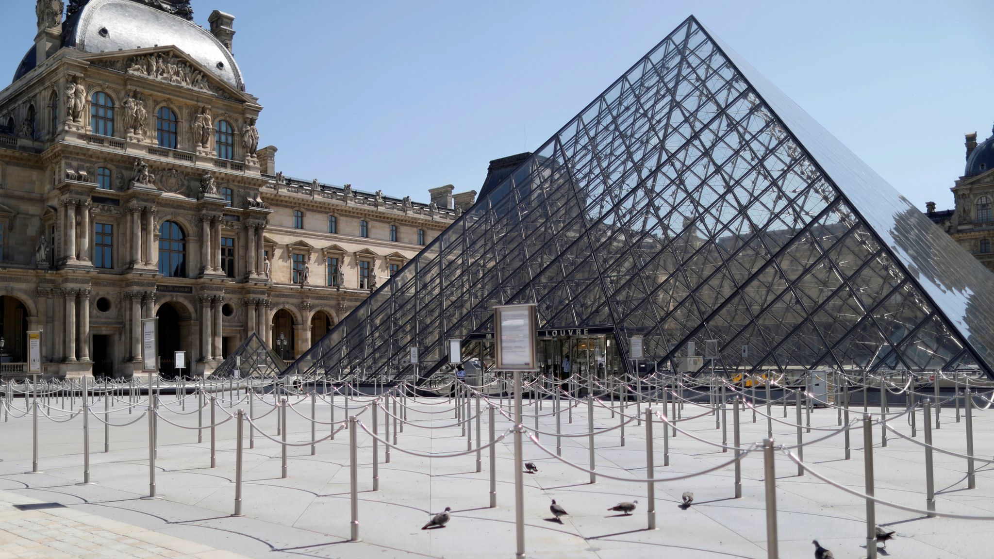Louvre gives art lovers plenty to smile about as it puts entire ...