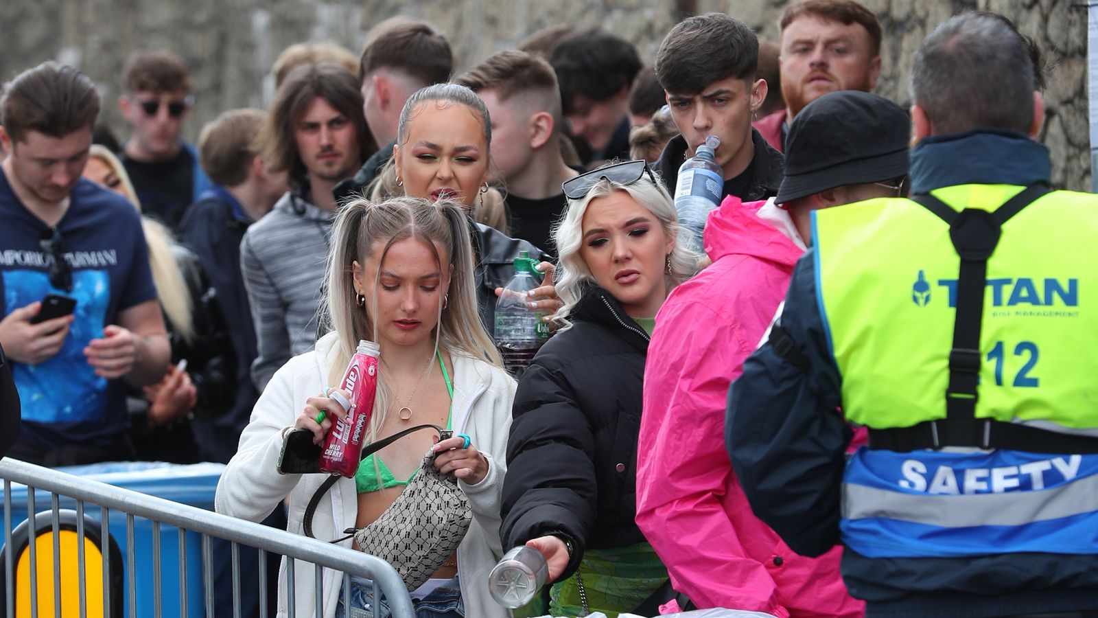 COVID-19: Thousands head to UK's first club night in more than a year ...