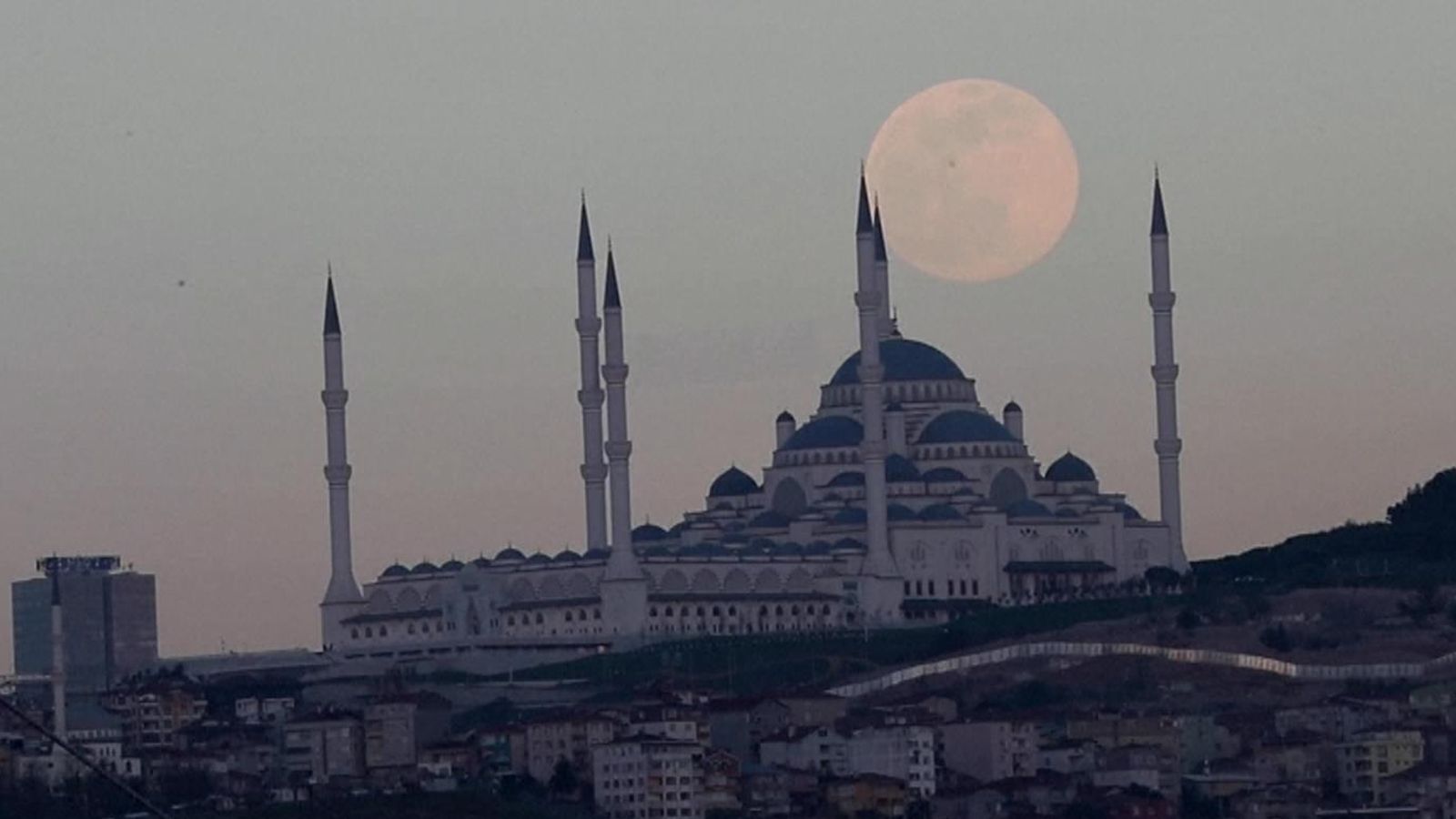 Pink 'supermoon' rises over Istanbul | World News | Sky News