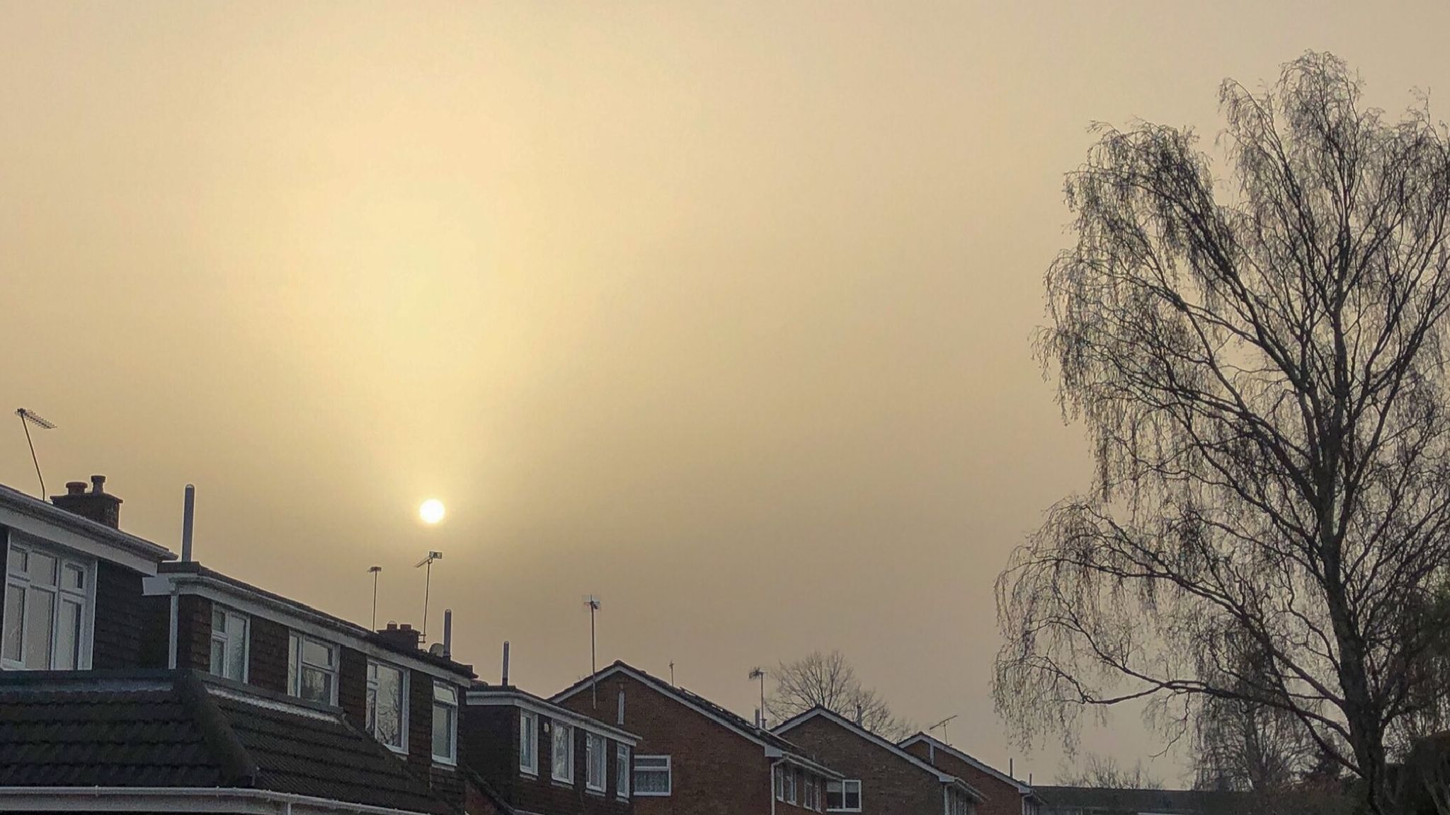 Sahara desert dust gives sky 'strange hue' after blowing north into UK ...