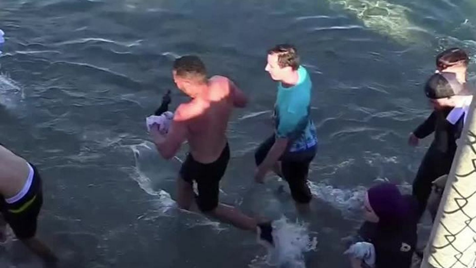 Ceuta: Migrants arrive on the coast of Spain's Africa enclave after ...