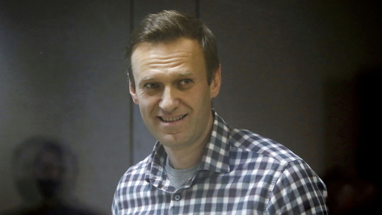 Alexei Navalny: Doctor who treated Kremlin critic after poisoning ...