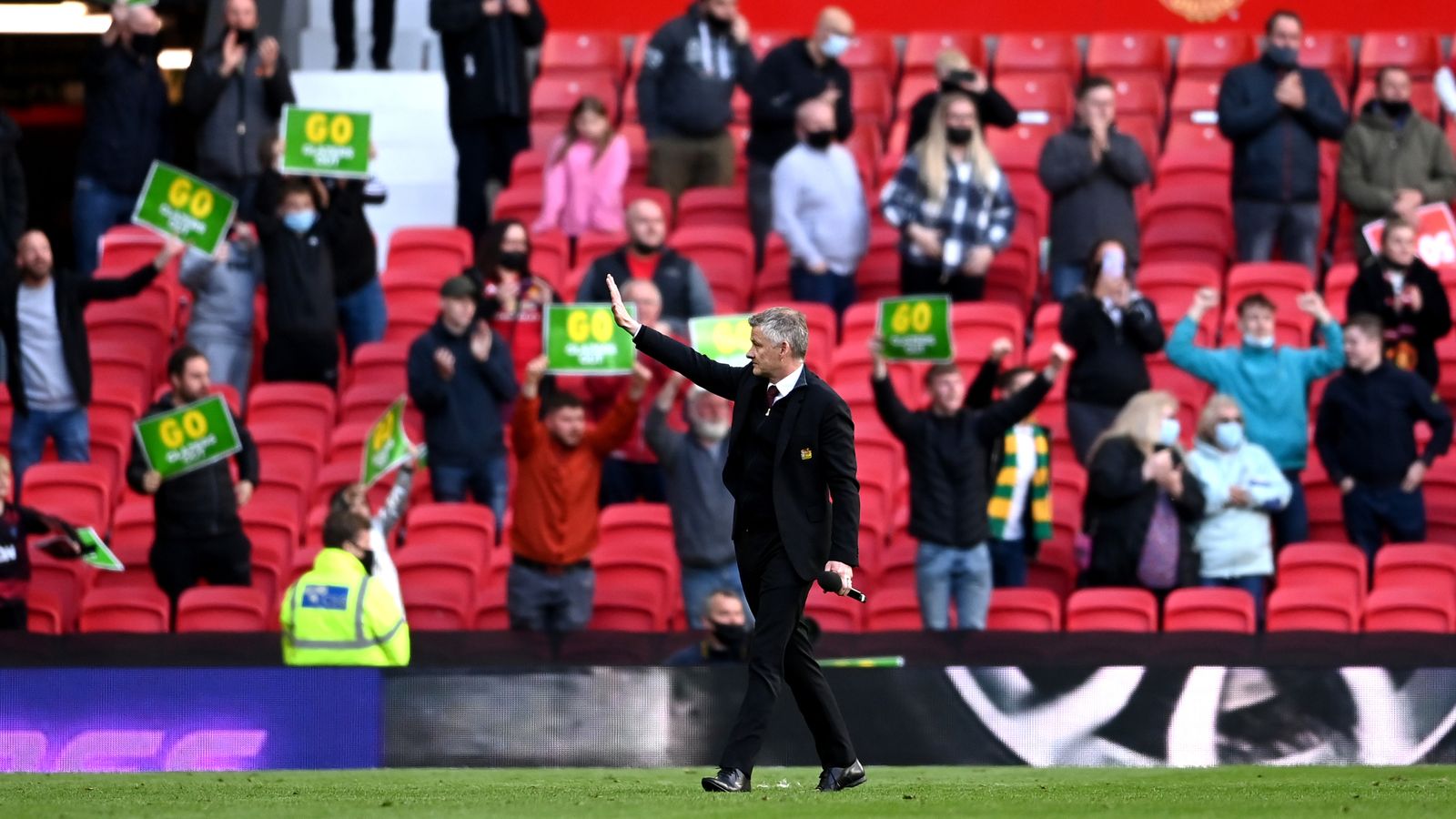 COVID-19: Premier League matches welcome thousands of fans for first ...
