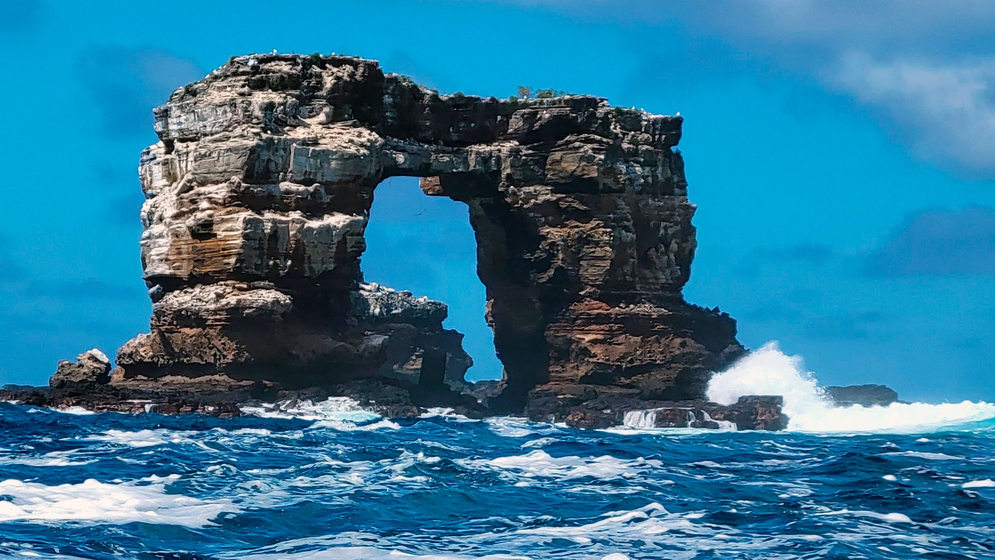 Galapagos Islands: Erosion forces top of famous Darwin's Arch to crash ...