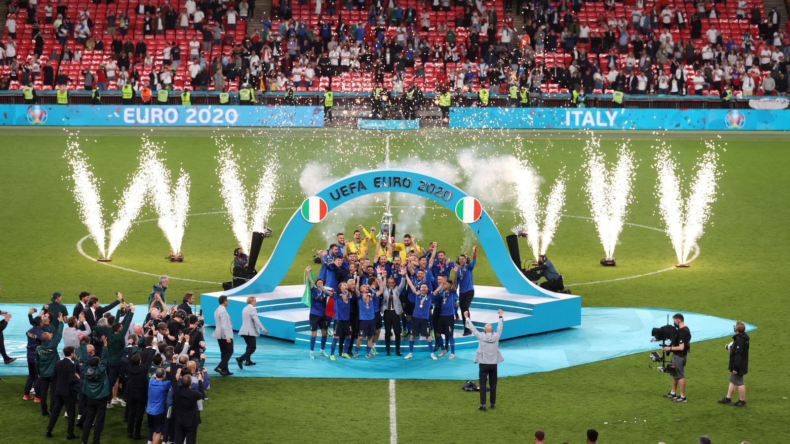Euro 2020 final: Triumph and despair in pictures - Italy and England ...