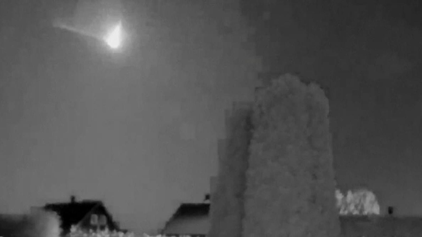 Norway: Exploding meteor lights up night sky | World News | Sky News Norway: Exploding meteor lights up night sky | World News | Sky News
