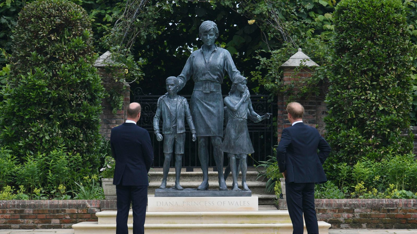 Princess Diana statue: Harry and William reunite for unveiling at ... Princess Diana statue: Harry and William reunite for unveiling at ...