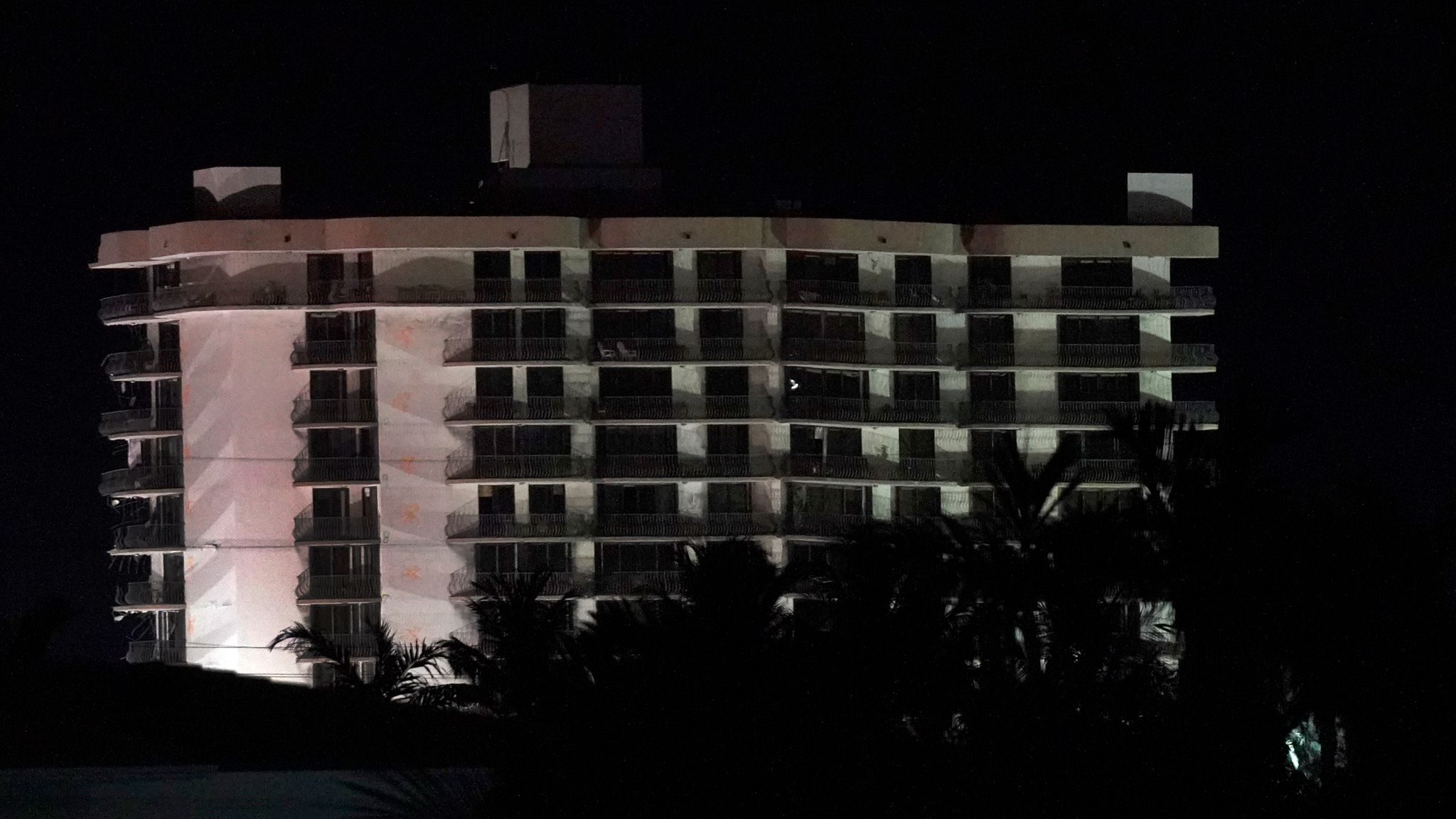 Miami building collapse: Remaining section of apartment block ...