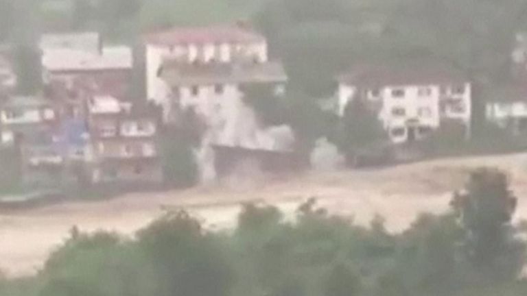 Turkey floods: Watch as house collapses and is swept away by ...