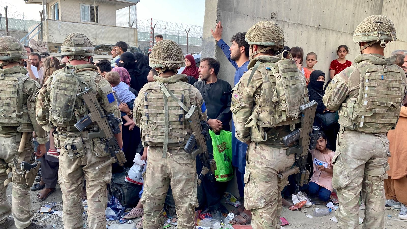 Afghanistan: Pictures of British troops and the Taliban at Kabul ...
