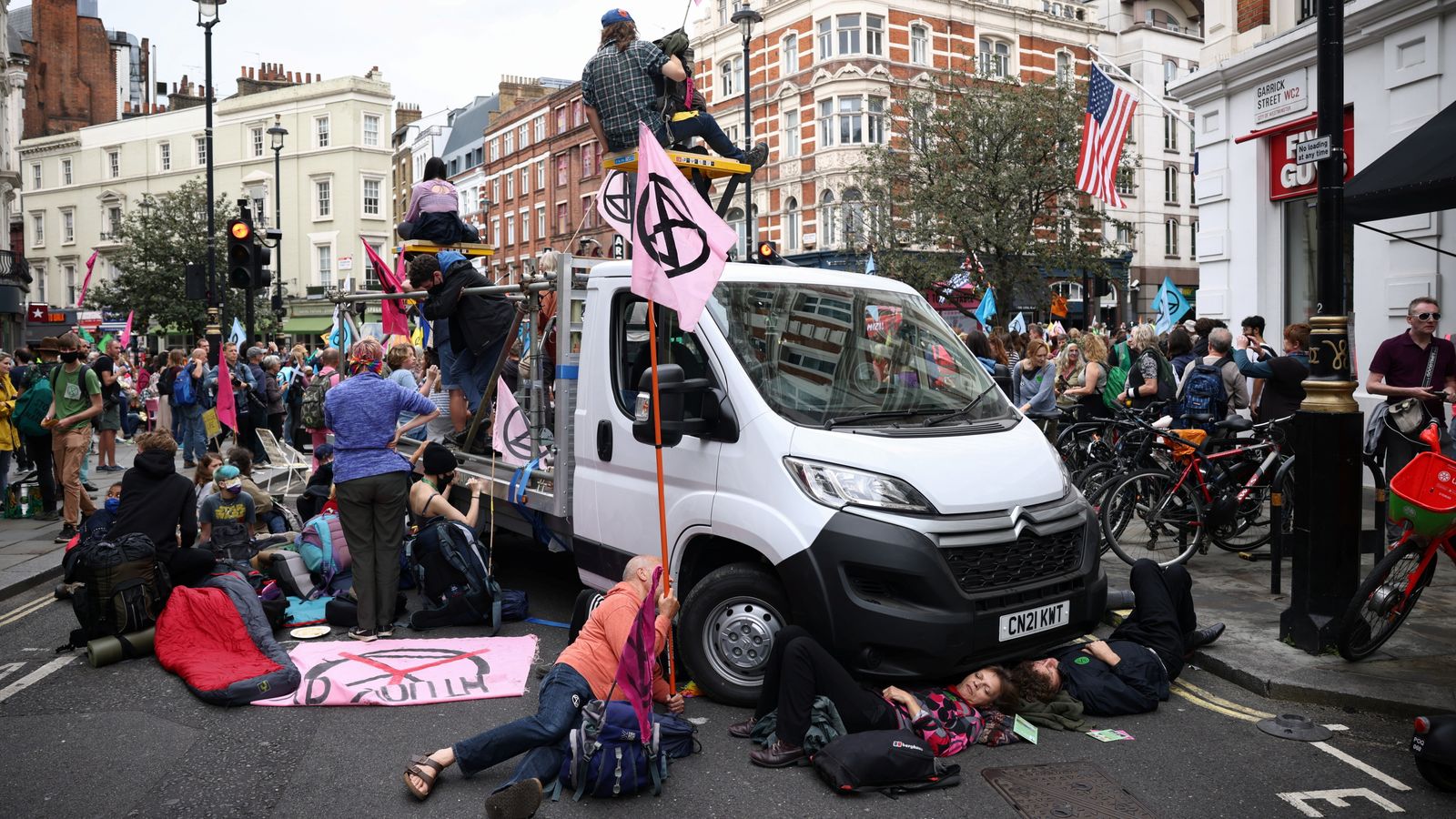Climate change: Extinction Rebellion activists begin two weeks of mass ...