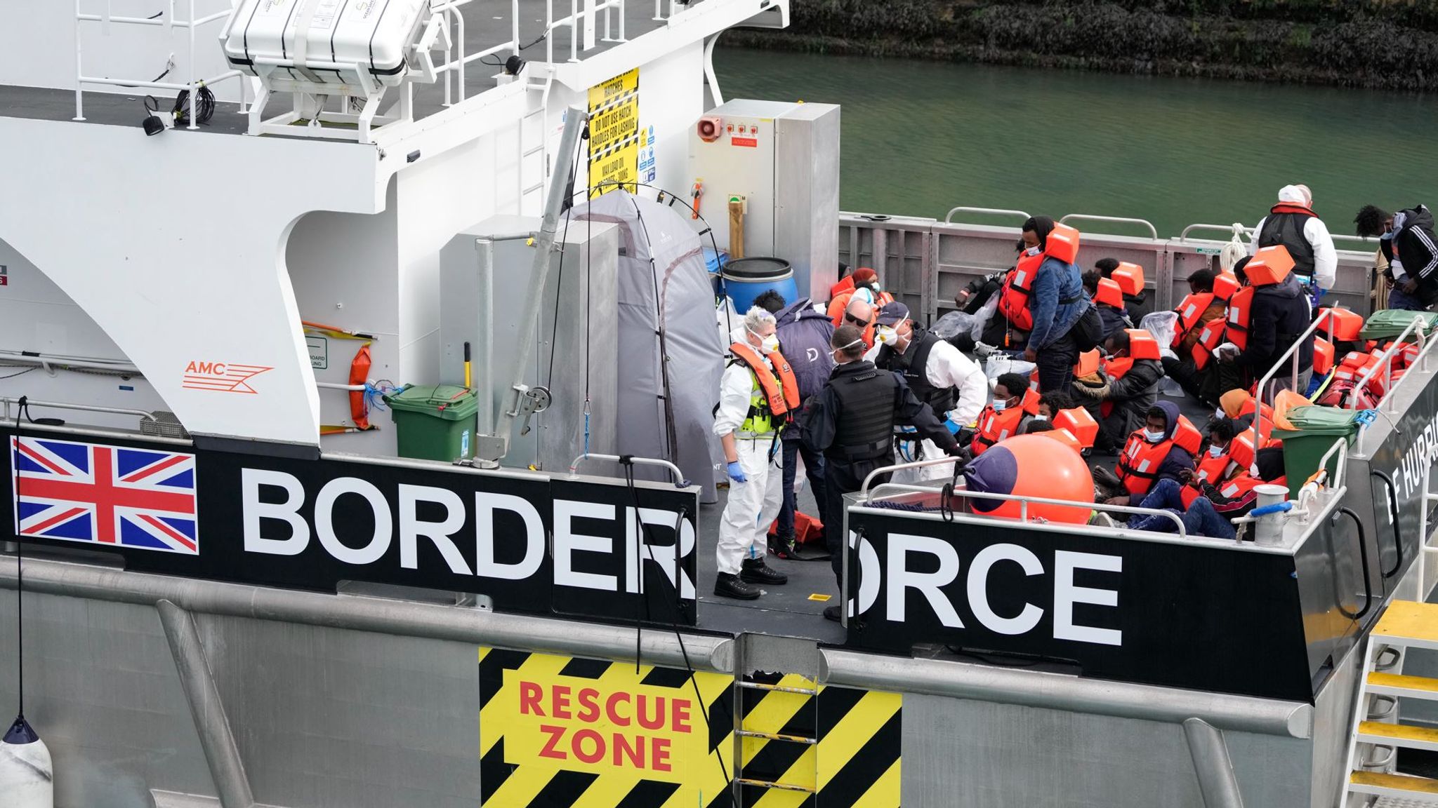 Nearly 600 people cross English Channel to UK in a single day in new ...