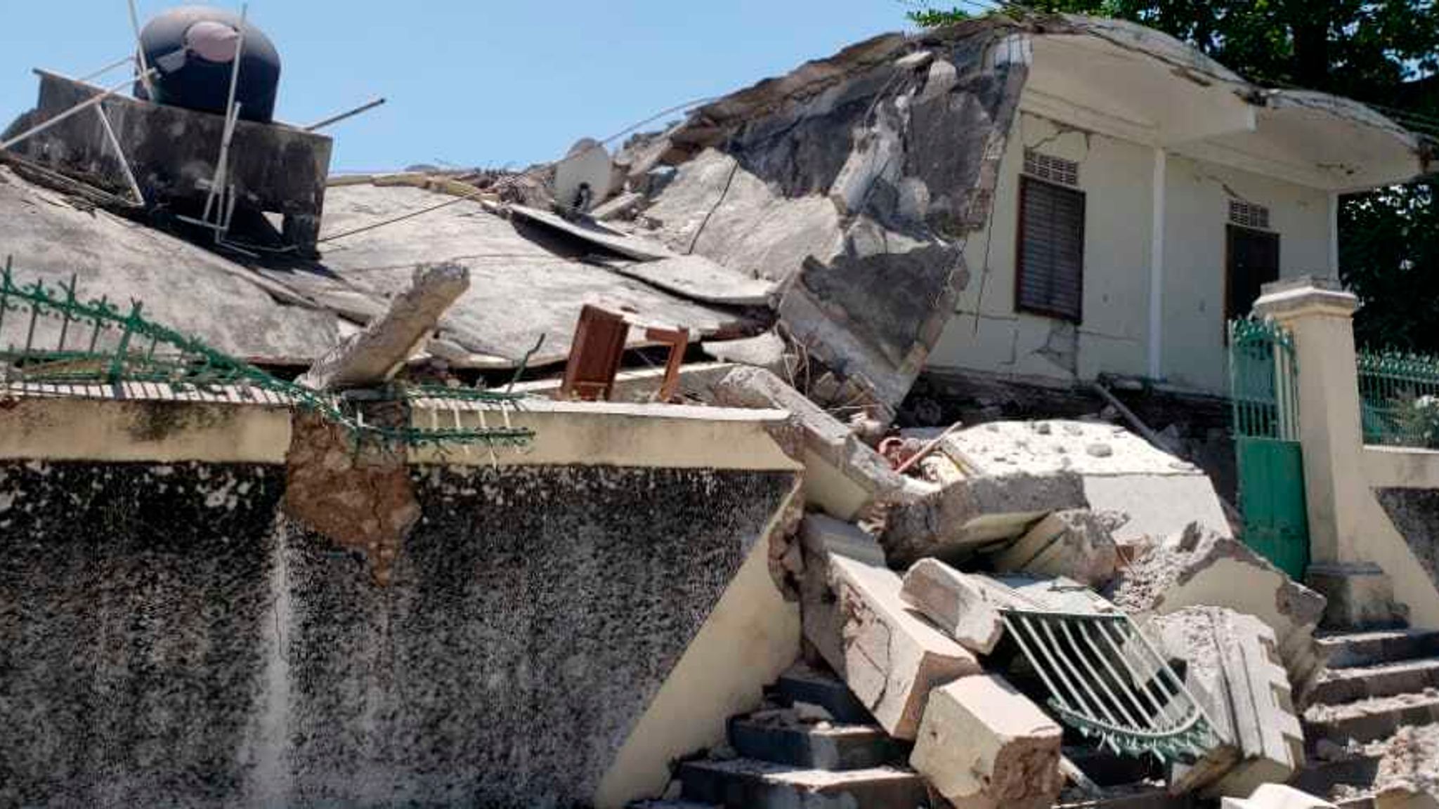 Haiti earthquake: Towns destroyed and hospitals overwhelmed, with ...