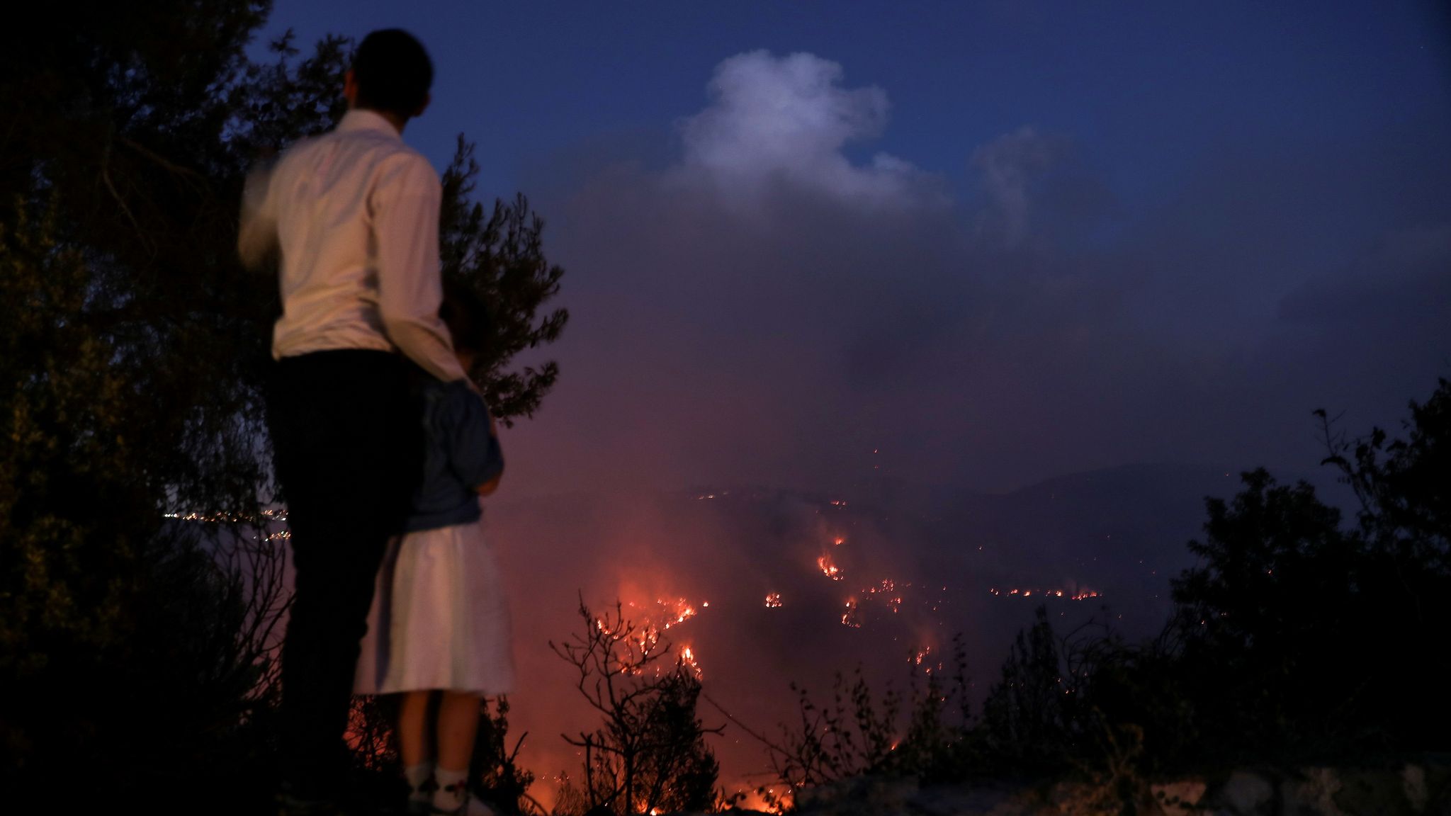 Israel: Hundreds evacuated as smoke is seen from Jerusalem after ...