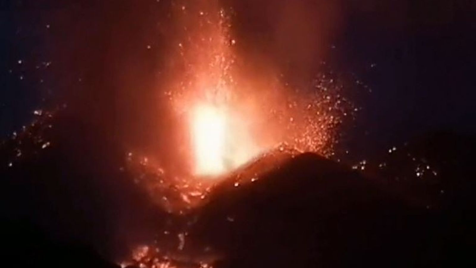 La Palma volcano's loud and continuous eruption lights up night sky ... La Palma volcano's loud and continuous eruption lights up night sky ...
