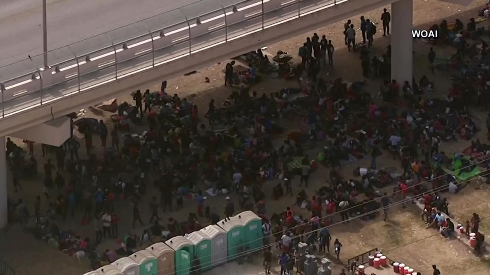 Thousand of migrants gather under Texas bridge | World News | Sky News