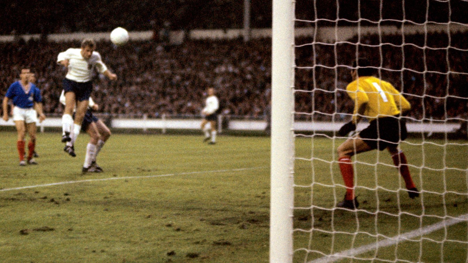Roger Hunt: Klopp pays tribute after Liverpool and England legend dies ...