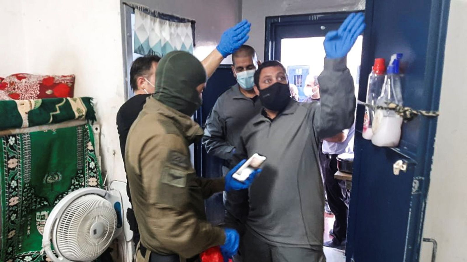 Palestinian prisoners escape Israeli jail through 'tunnels from toilet ...