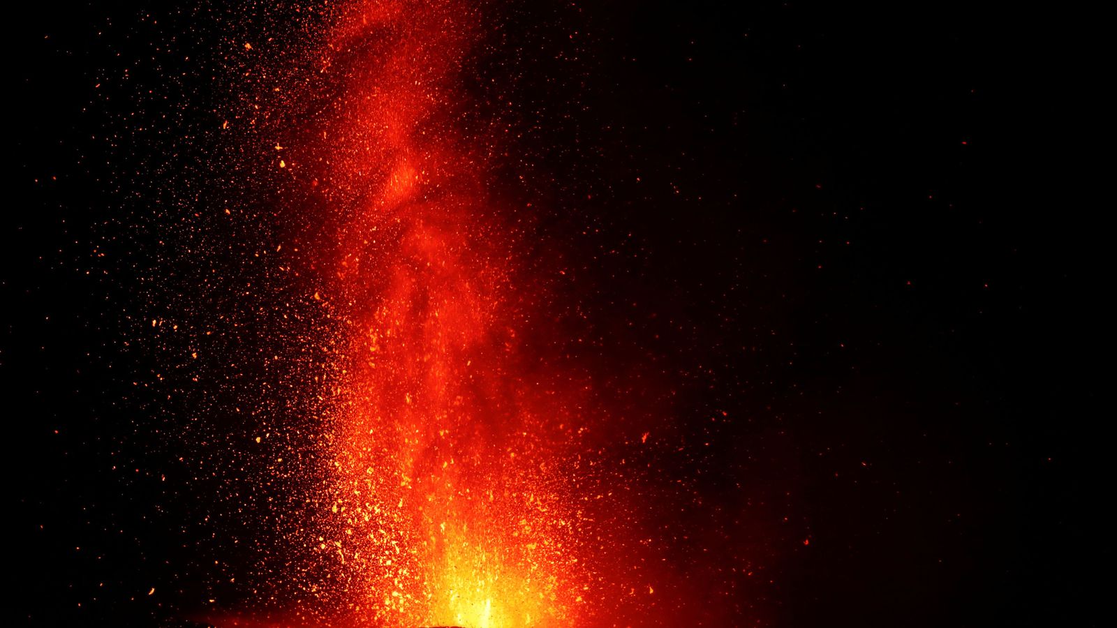 La Palma eruption: Slow motion footage shows volcano's power as lava ...