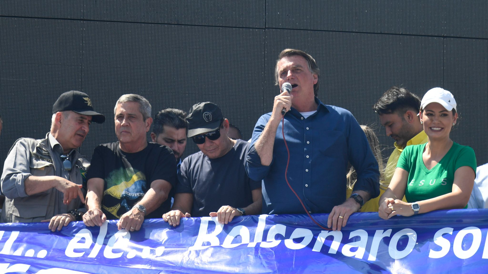 Brazil: Tens of thousands in show of support for President Jair ...