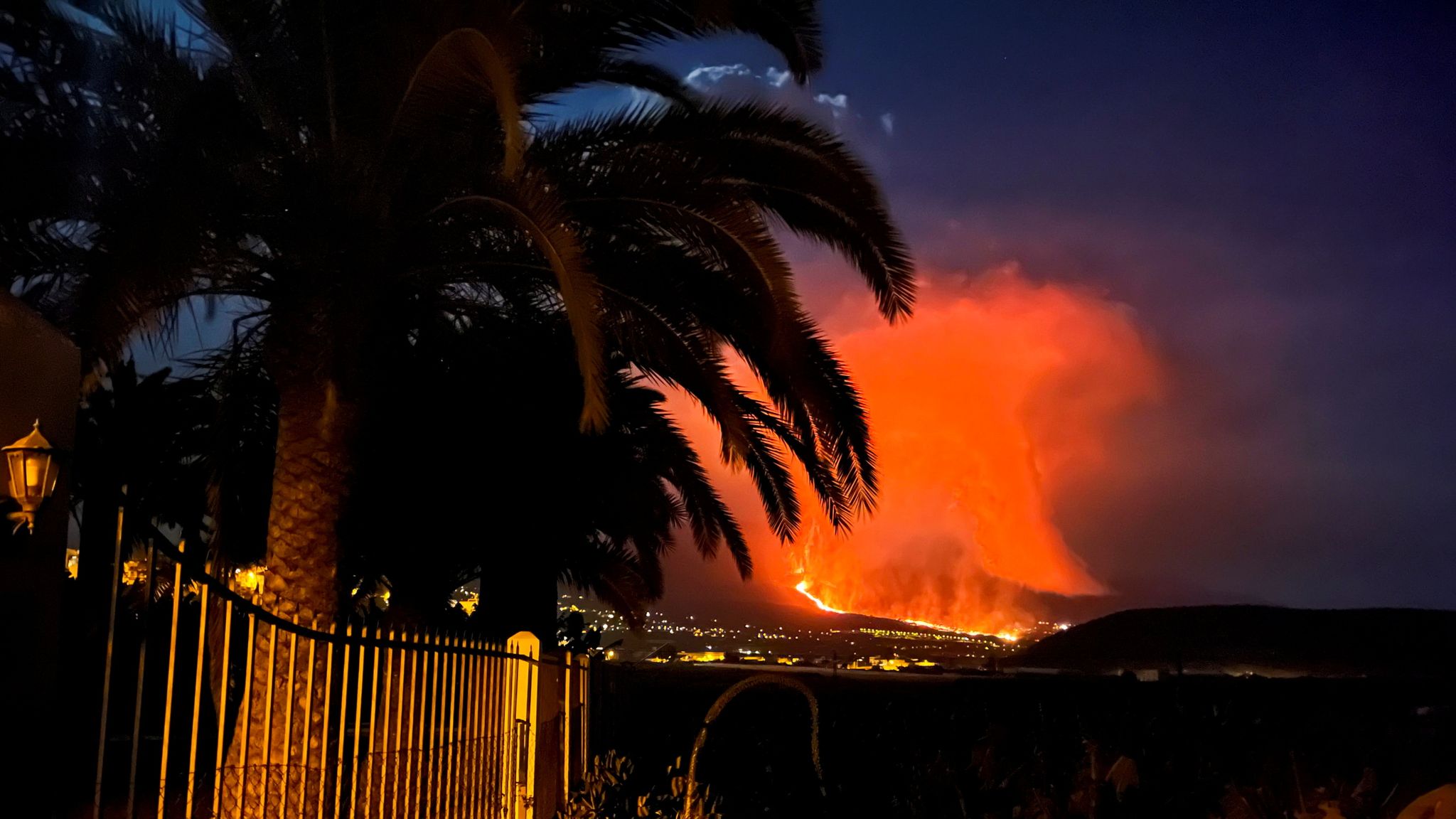 La Palma volcano: Three more towns evacuated and firefighters forced to ...