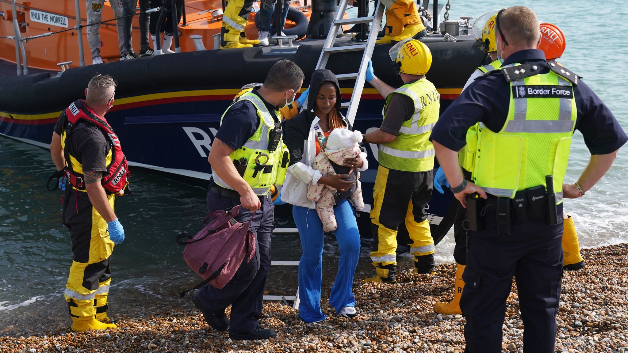 Migrant crisis: Record number tried to cross Channel to UK on Monday ...