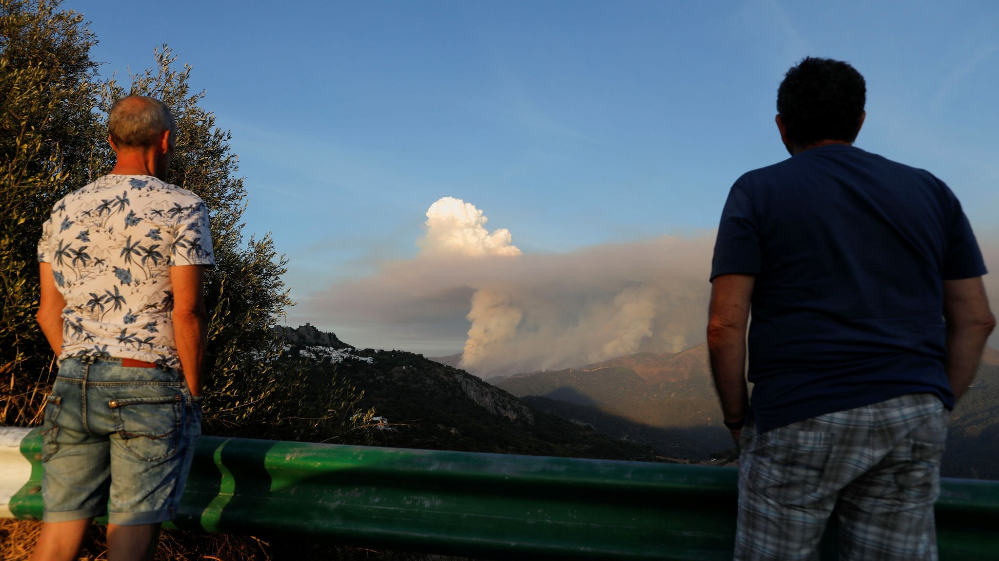Spain wildfire: More towns evacuated on Costa del Sol as soldiers ...