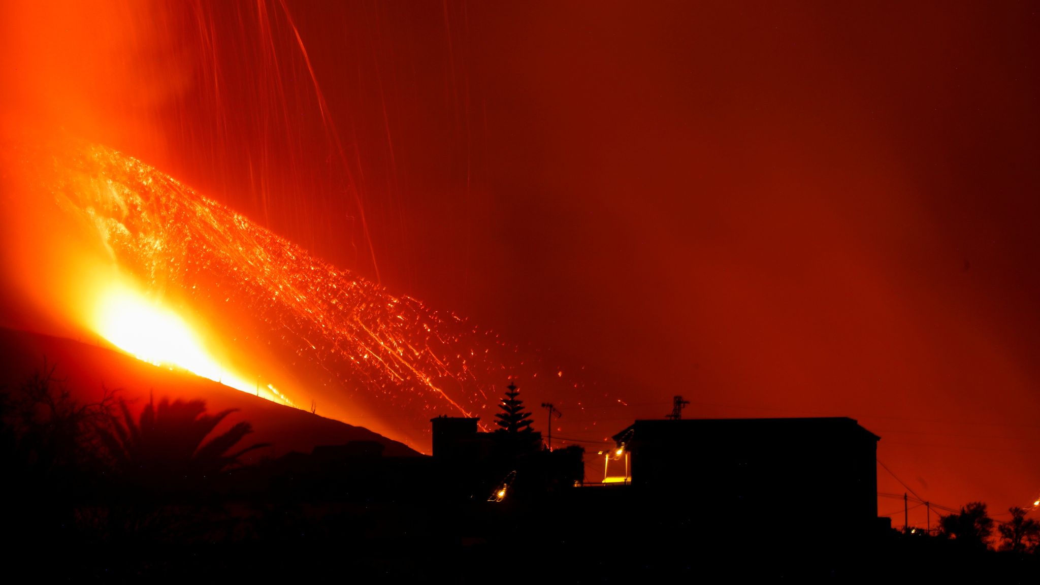 La Palma volcano eruption: Lava that could create clouds of toxic gas ...