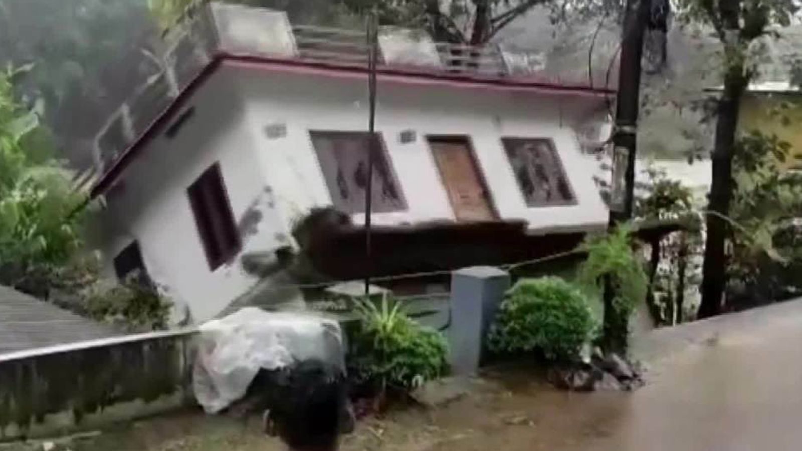 Kerala floods: Dozens killed as flash floods surge through southern ...