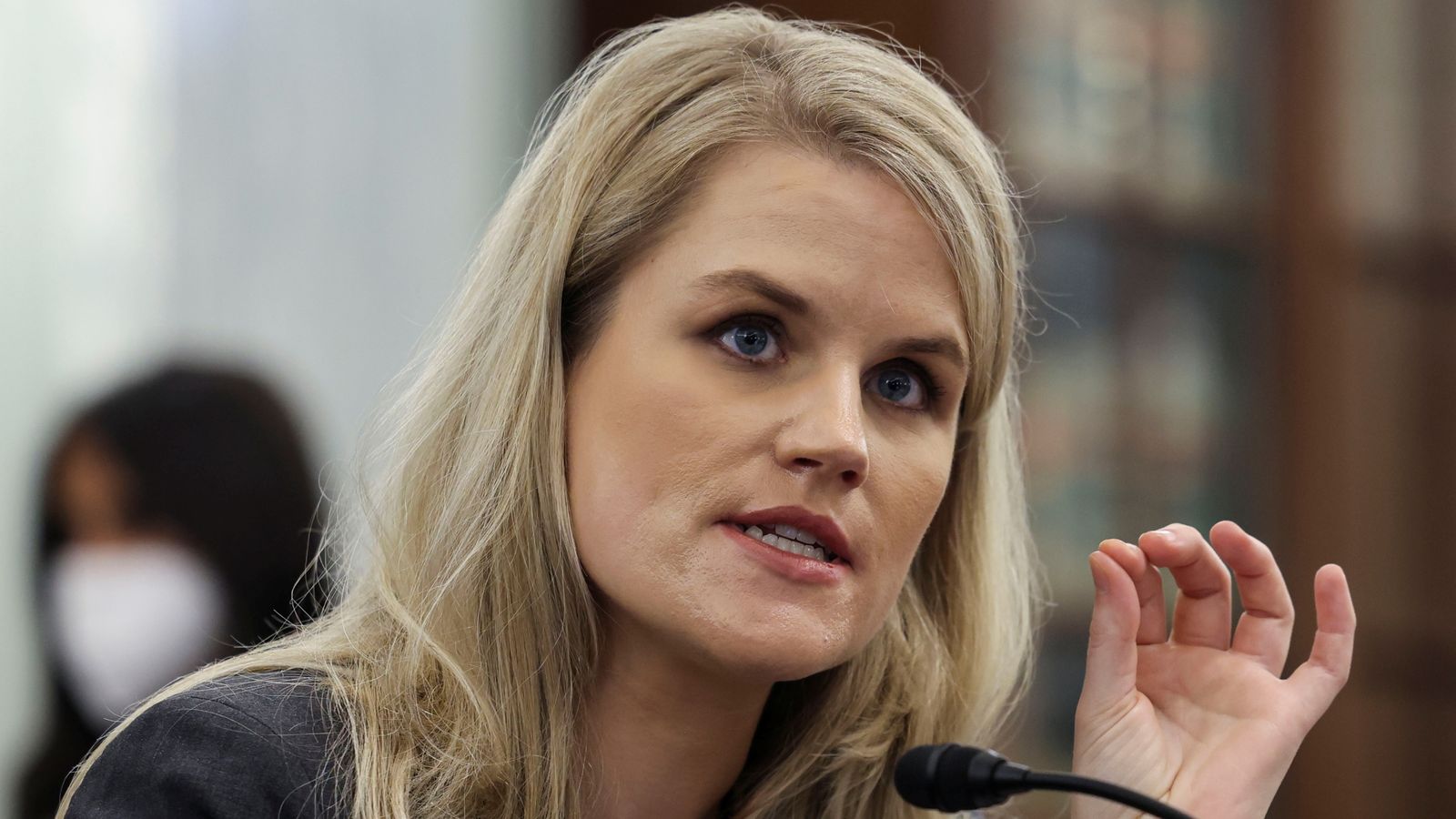 Facebook: Leaked documents show Apple's threat to remove app over 'sale ...