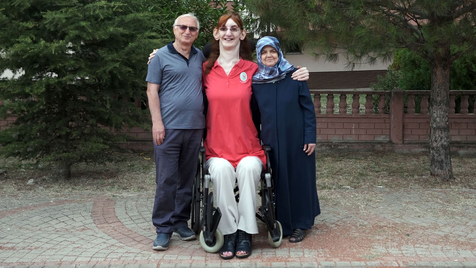Rumeysa Gelgi: 'Inspirational' Turkish woman who is over 7ft sets ...