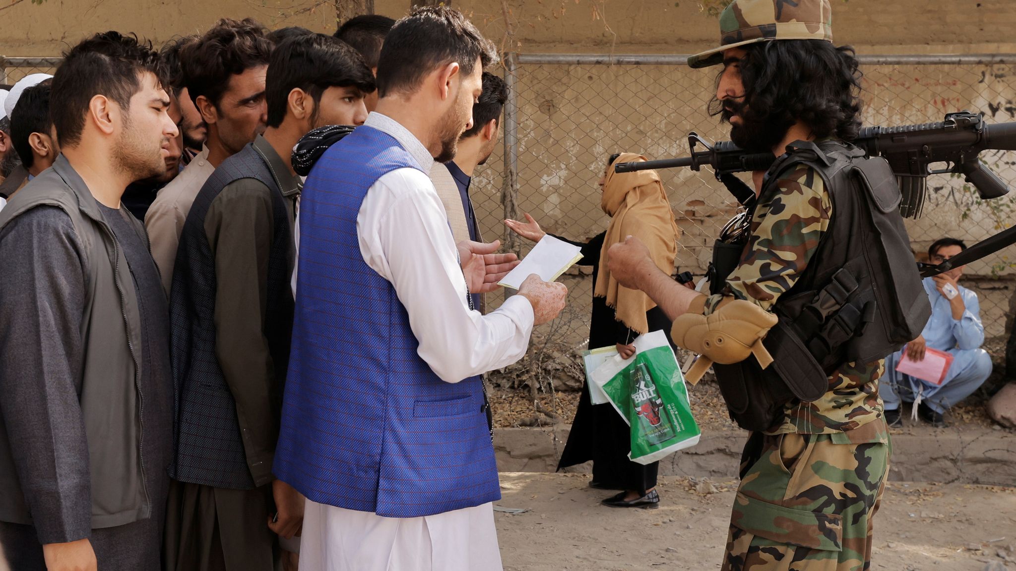 Afghanistan: Hundreds gather outside passport office in Kabul in ...