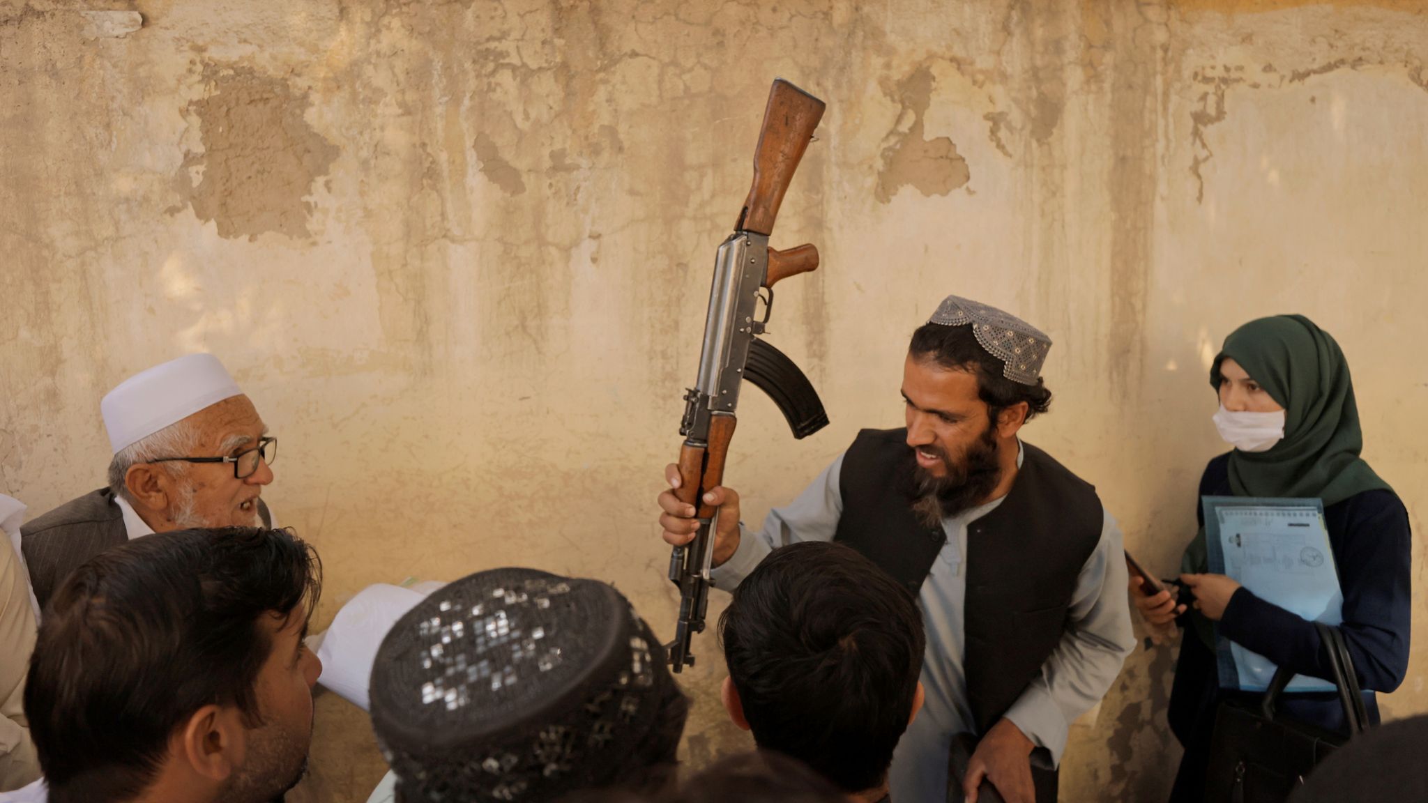 Afghanistan: Hundreds gather outside passport office in Kabul in ...