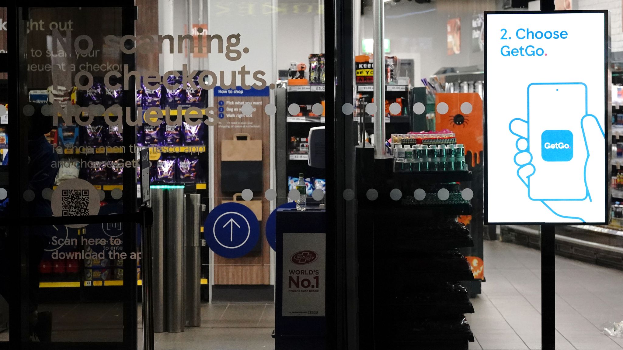 Tesco: First checkout-free convenience store opens in London | UK News ... Tesco: First checkout-free convenience store opens in London | UK News ...