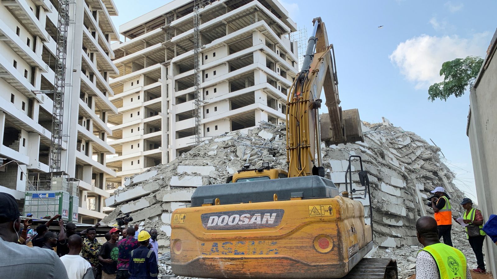 Nigeria building collapse: Sixteen dead and dozens feared missing as ...