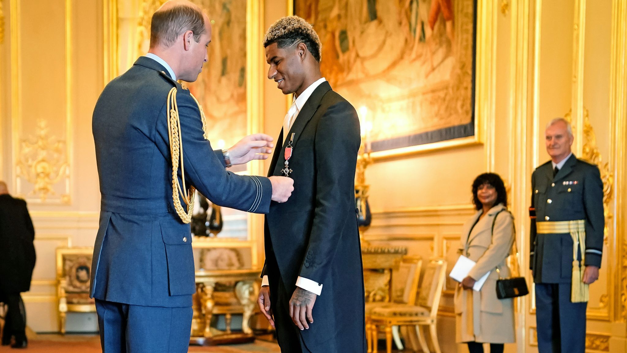 Marcus Rashford dedicates MBE to his mother as he collects honour from ...