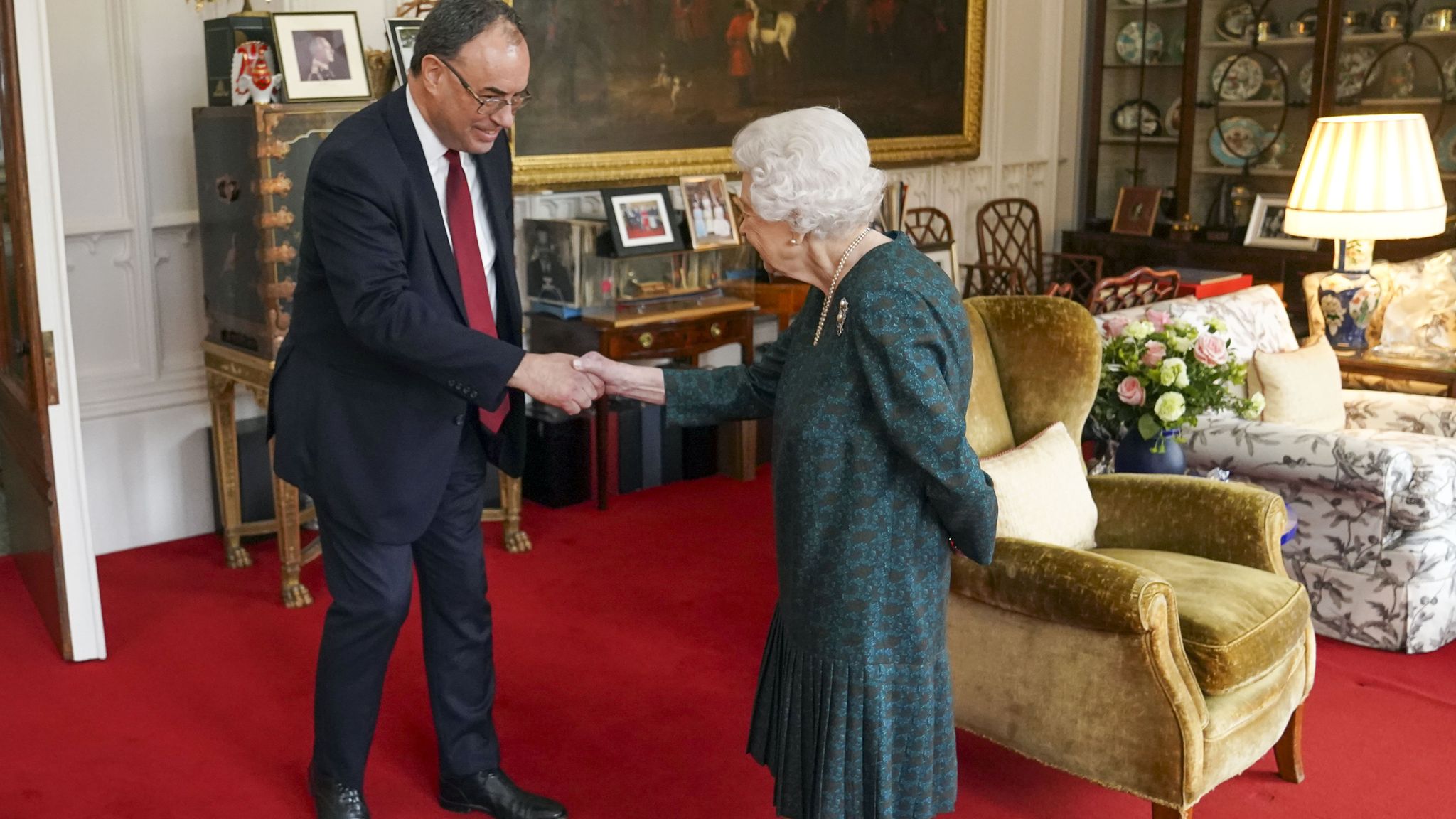 Queen holds second royal engagement in a week with Bank of England's ...