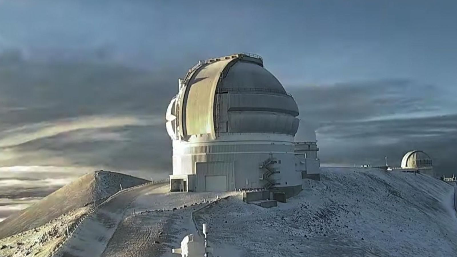 Video: Snow falls on Hawaii mountaintop as winter storm watch warning ...