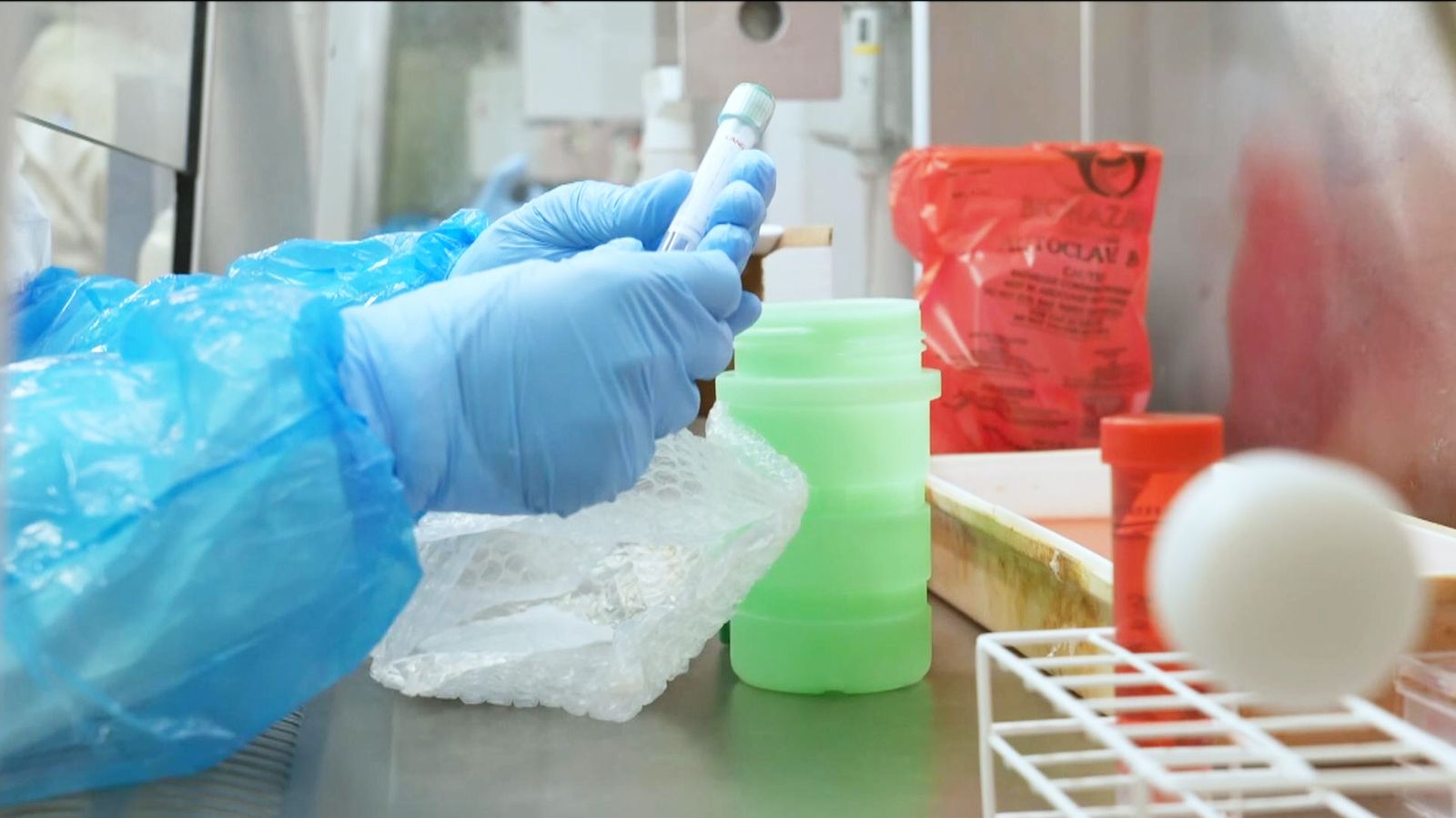 The first live Omicron sample arrives in UK for testing in Glasgow ...