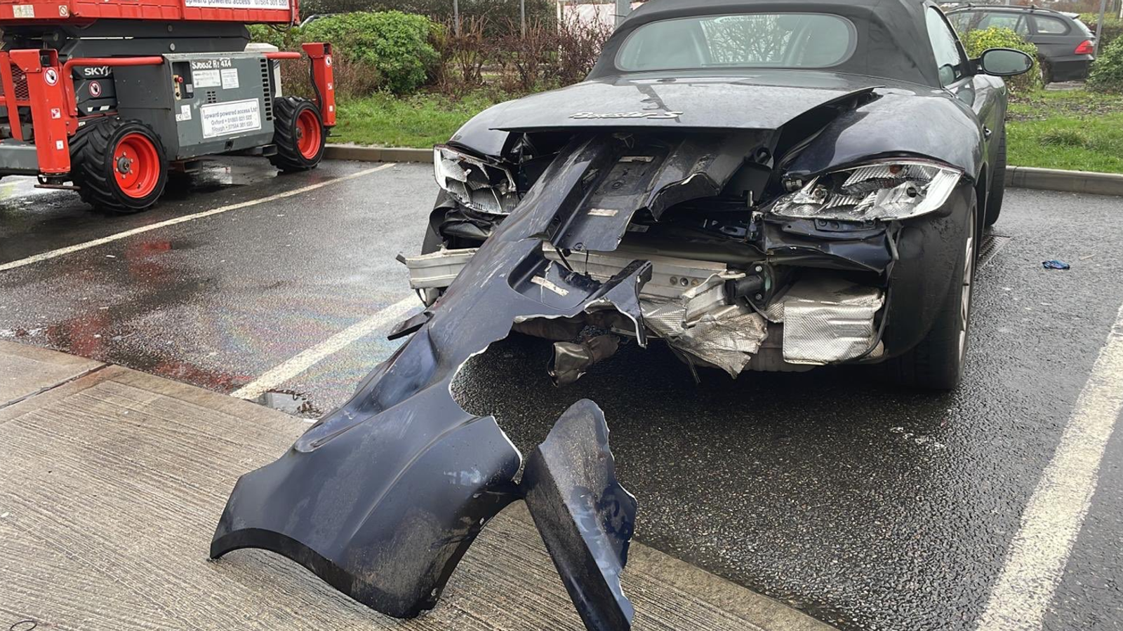 Man continues driving Porsche for miles on M25 despite severe crash ...
