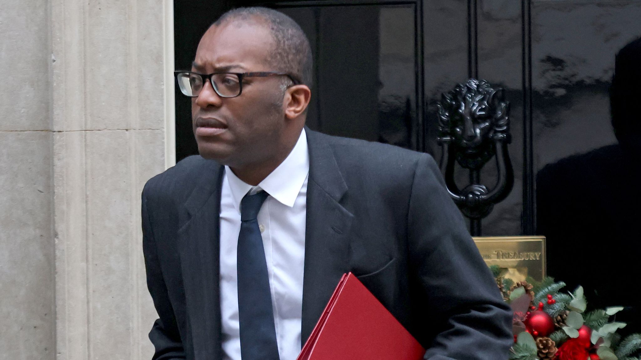 Business Secretary Kwasi Kwarteng holds crunch talks with energy bosses ...