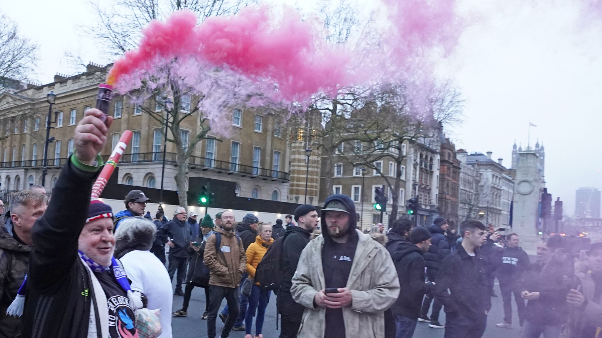 COVID: Police clash with protesters as thousands march through London ...