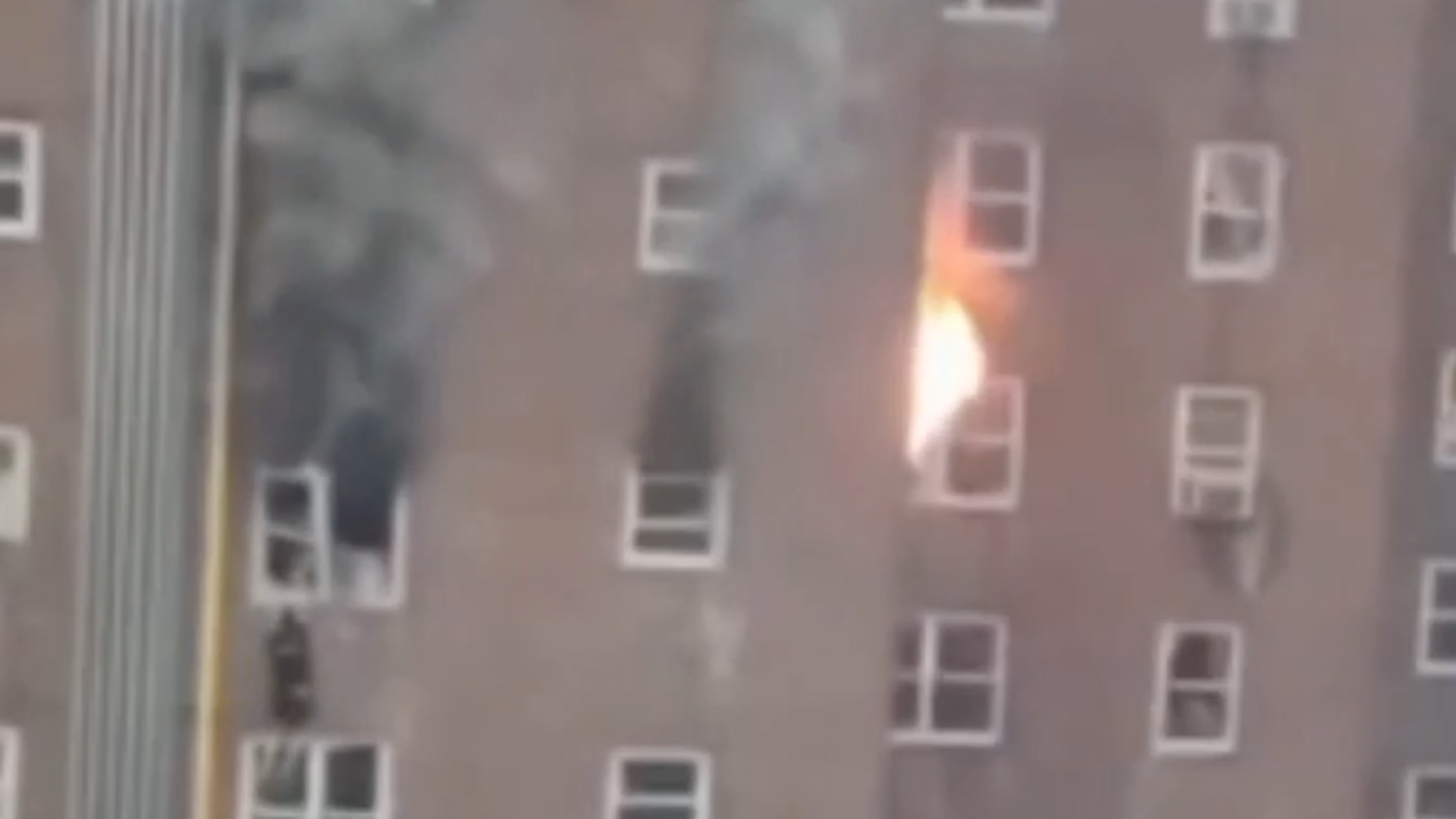 New York: Two teenagers escape burning building by climbing out window ...